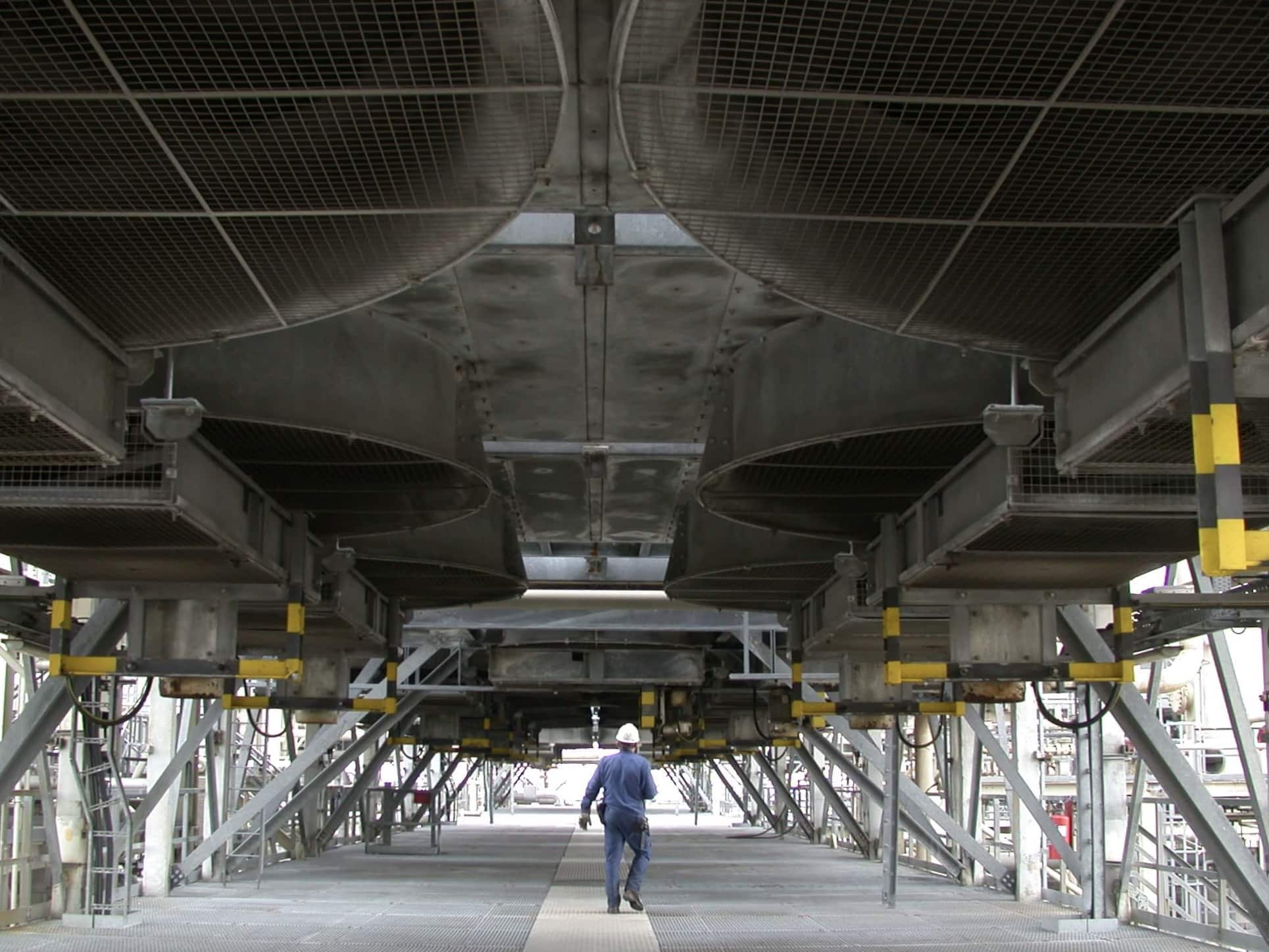 Rapid ACC Cleaning Restores Efficiency and Safety at UK Oil Refinery ...